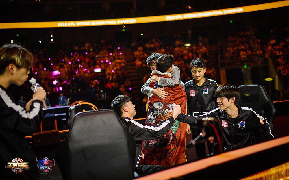 2018年KPL春季赛总决赛现场万人狂欢，Hero久竞夺冠首捧银龙杯 | 游戏大观 | GameLook.com.cn